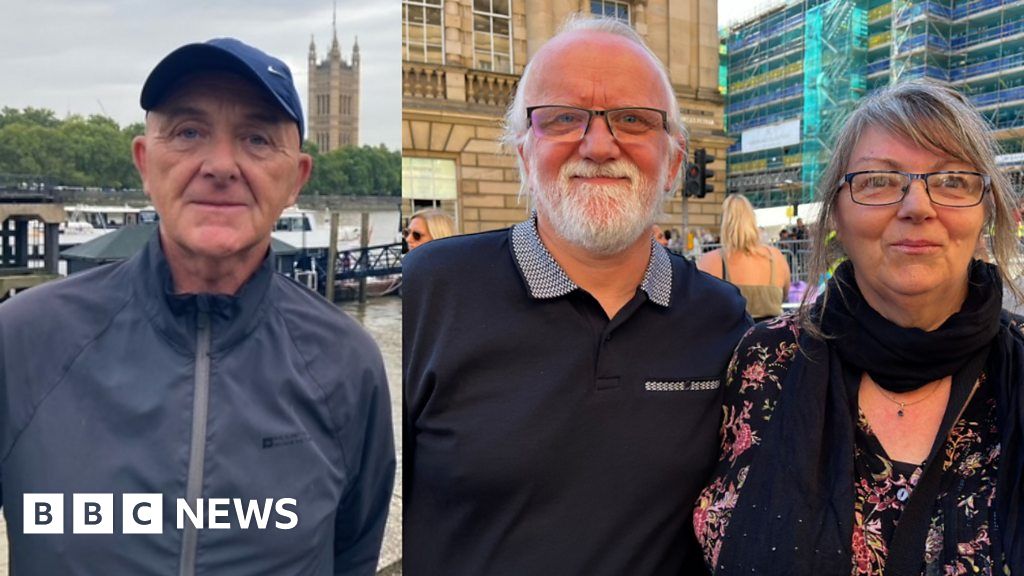 Queen Elizabeth II: People showing respect, says ex-butler - BBC News