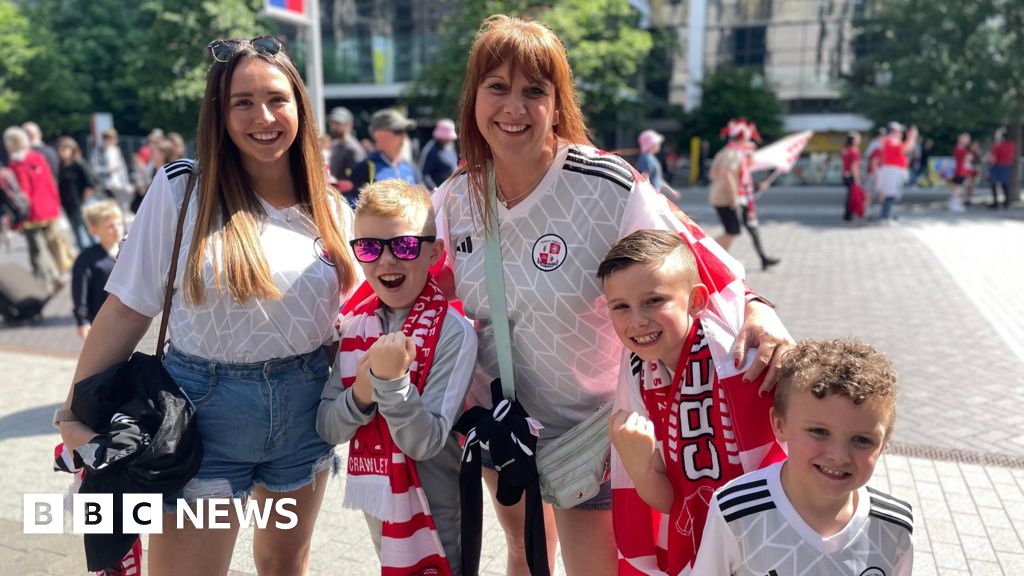 Crawley Town: Fans pack out Wembley for team's crunch final - BBC News