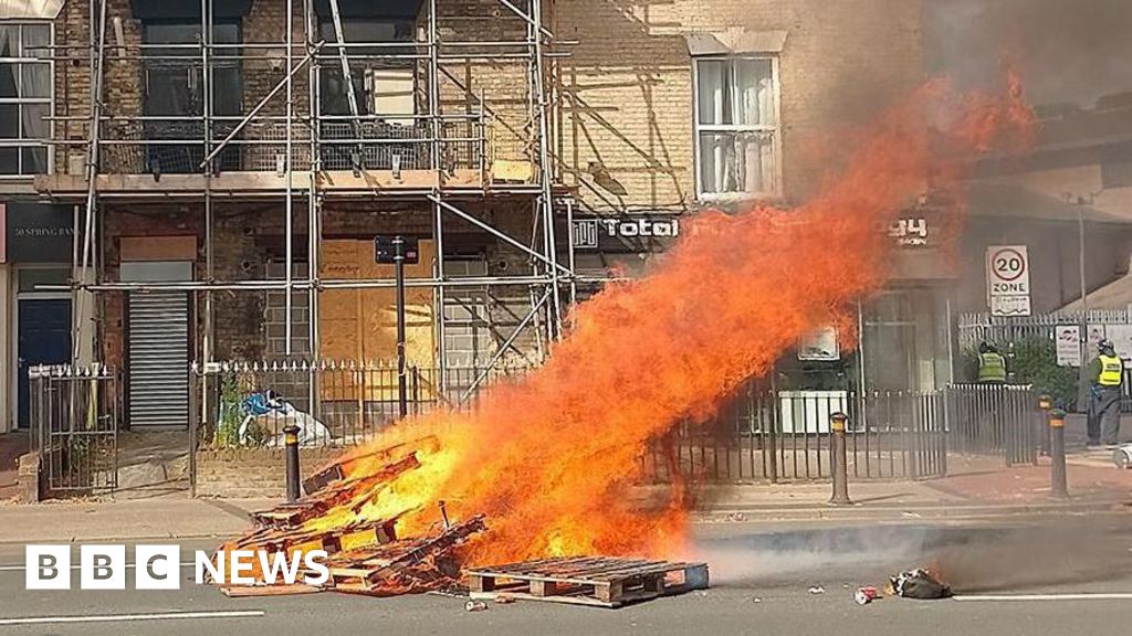 Three more charged over Hull violent disorder