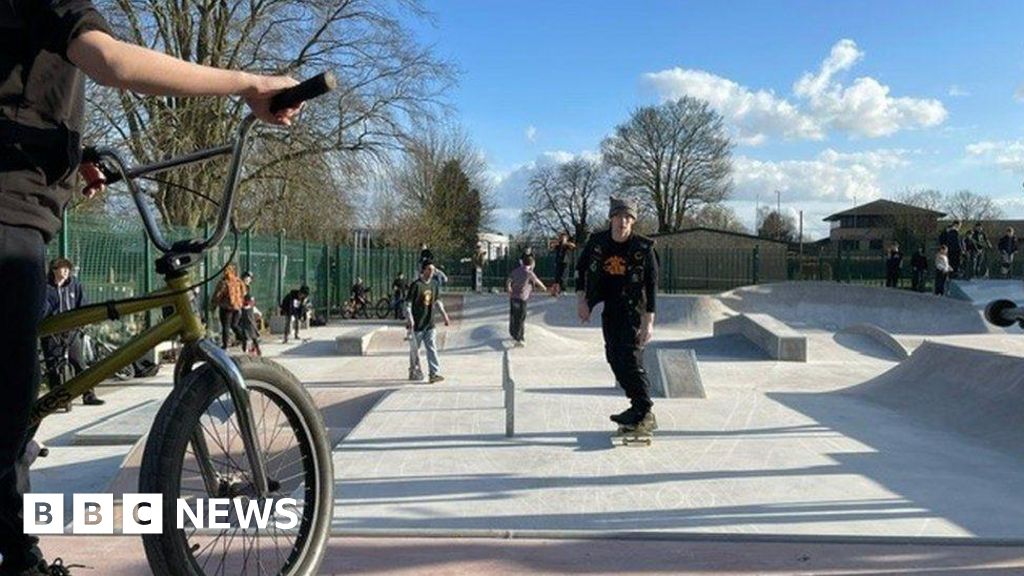 Street artists to 'add colour' to Witney skate park - BBC News