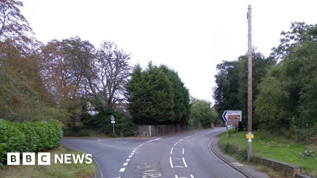 Slough: Car passenger dies in two-car crash - BBC News
