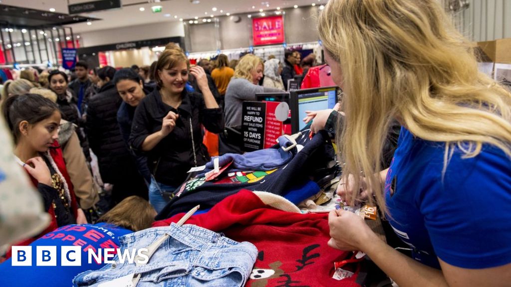 Scottish shoppers pack out Boxing Day sales - BBC News