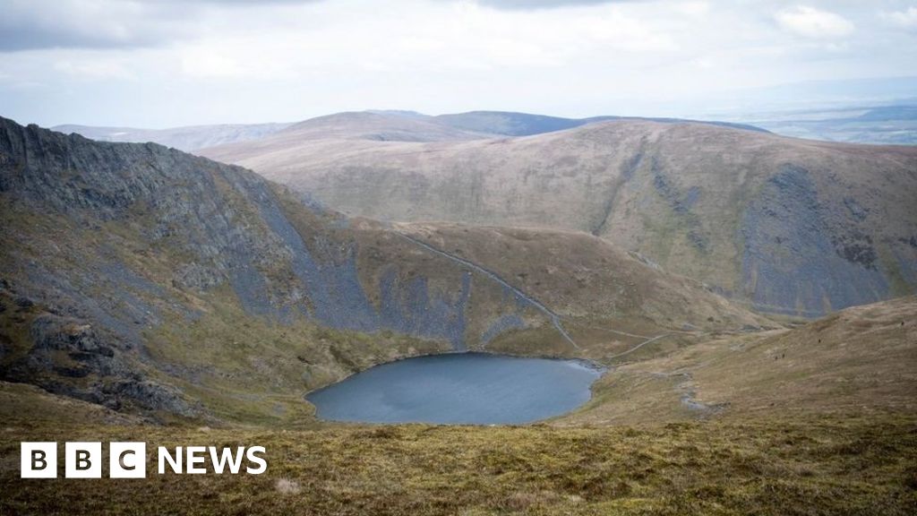 Climbers get stuck on Blencathra ridge in strong winds - BBC News
