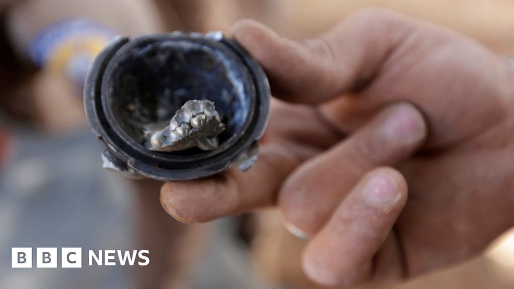 Cluster bombs killed over 400 people in 2015, campaigners say - BBC News