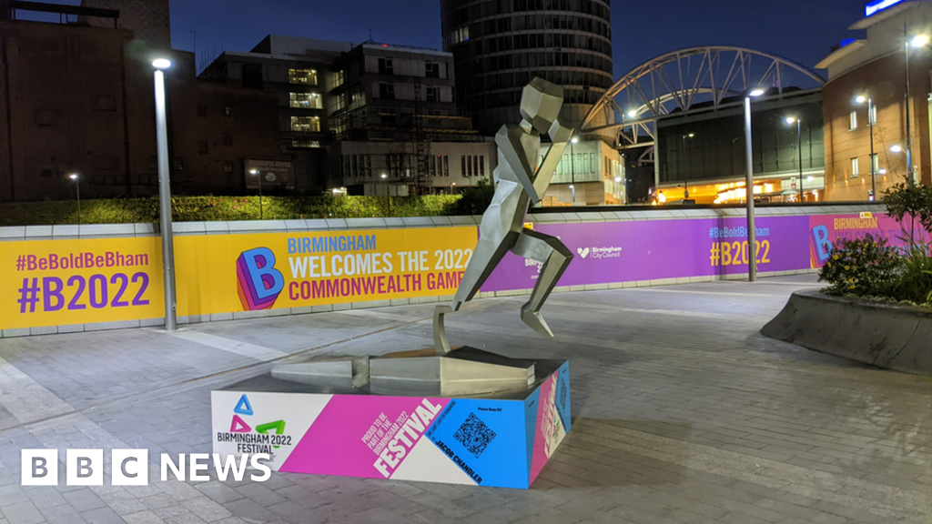 Commonwealth bladed-athlete sculpture celebrates diversity - BBC News