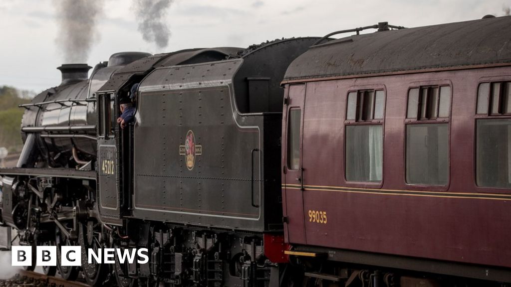 Steam trains back on Borders Railway - BBC News