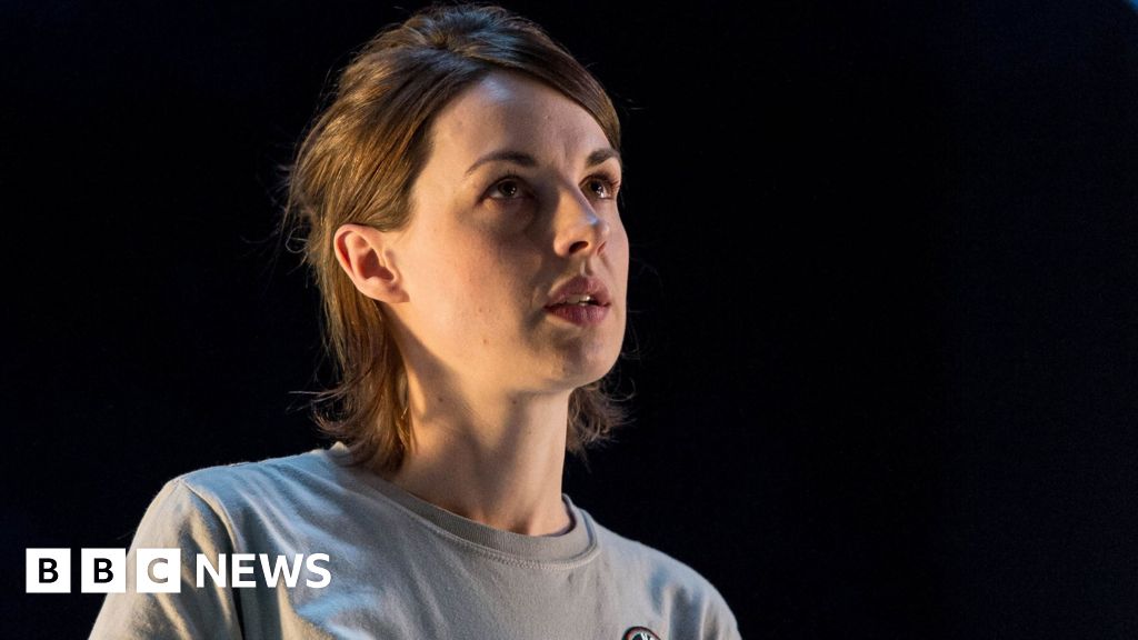 Jessica Raine lives the sci-fi dream in X at the Royal Court - BBC News