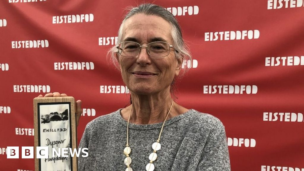 Eisteddfod: Former teacher scoops Welsh Learner of the Year - BBC News