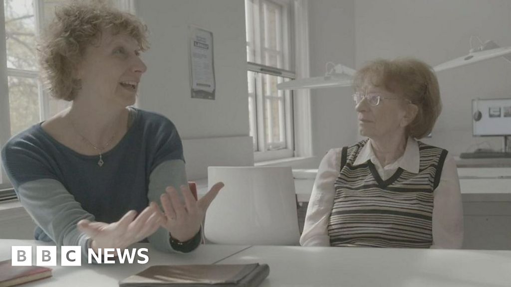 The moment Inge Hamilton met fellow photo girl's daughters - BBC News