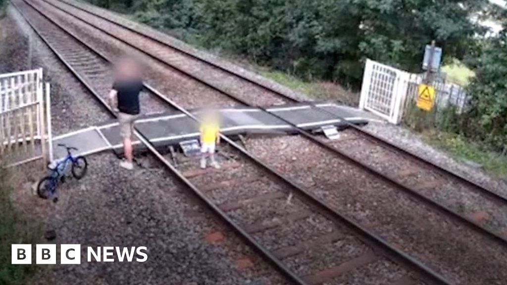 Network Rail CCTV shows toddler left 'unattended' on railway - BBC News