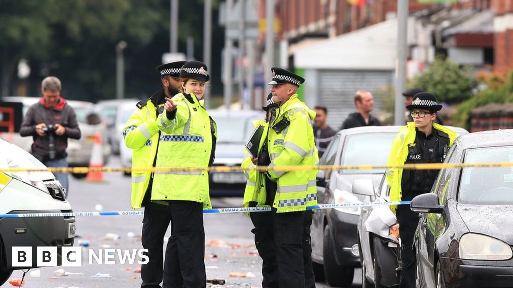 Moss Side shooting: Two children among 10 injured - BBC News