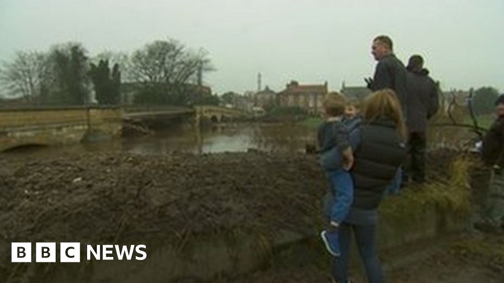 Tadcaster bridge collapse: Town still waiting for flood-relief help ...