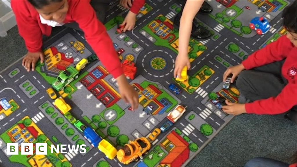 Virtual reality app to teach road safety to children - BBC News