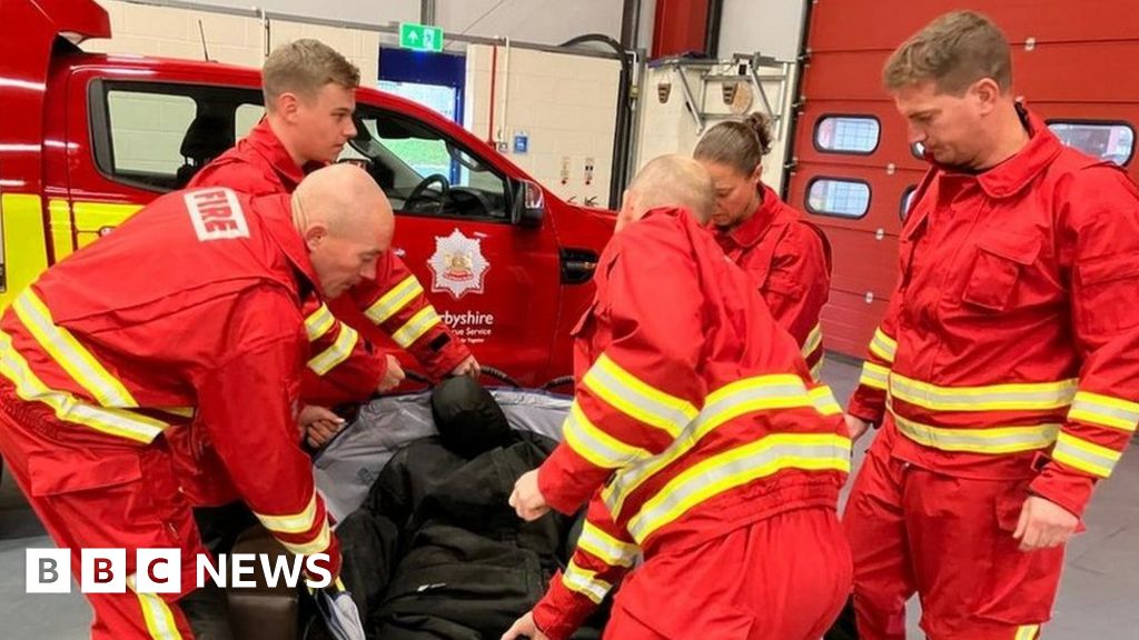 Rise in Derbyshire Fire and Rescue Service obesity rescues 'worrying' - BBC News