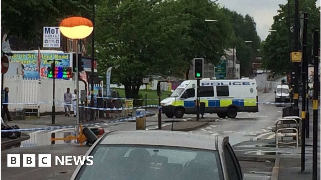 Three held after man shot in Sparkbrook - BBC News