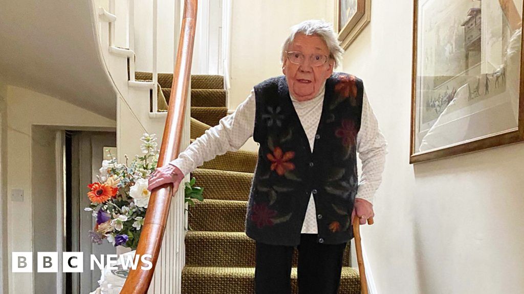 Fundraiser Margaret Payne, 90, 'climbing Suilven' on stairs for NHS