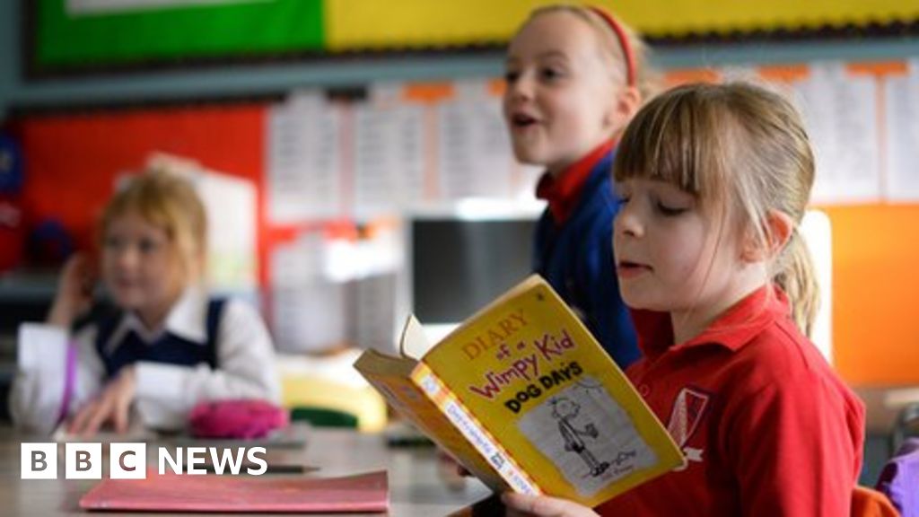 Poorest boys lag behind on language skills - BBC News