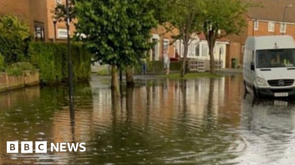 Slough: Burst water main causes flooding and hits supplies - BBC News
