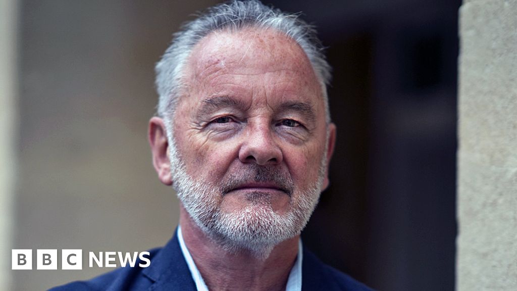 Scottish poet Robin Robertson scoops Walter Scott Prize - BBC News