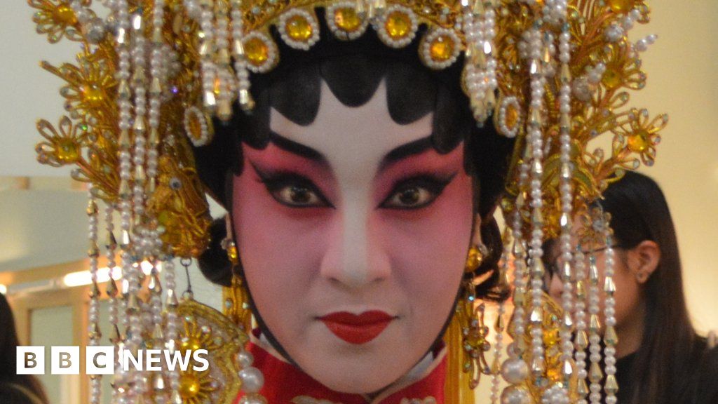 Nine steps to Cantonese Opera glamour - BBC News