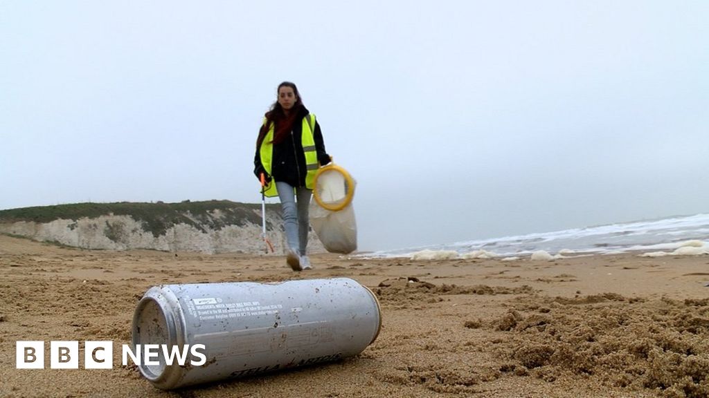 Botany Bay beach litter pickers earning cash for charity - BBC News