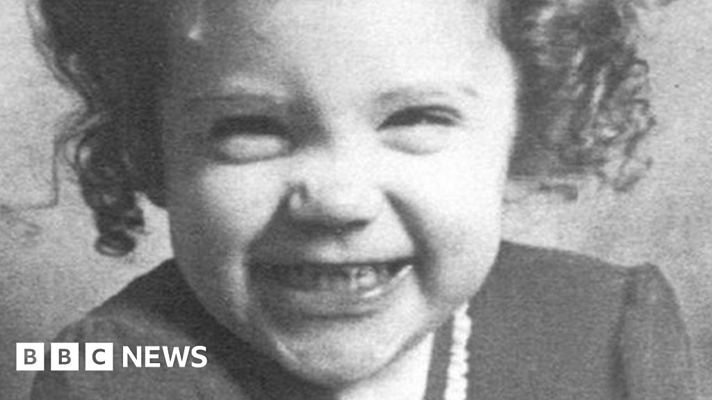Katrice Lee: Father visits site of search for missing toddler - BBC News