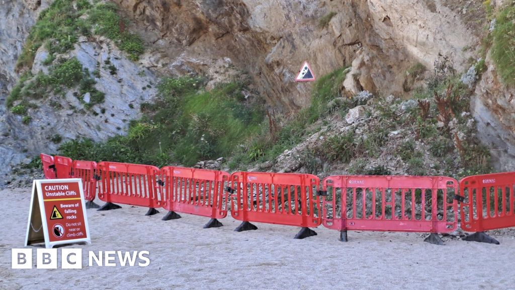 Beach cordoned off after cliff fall in Newquay - BBC News