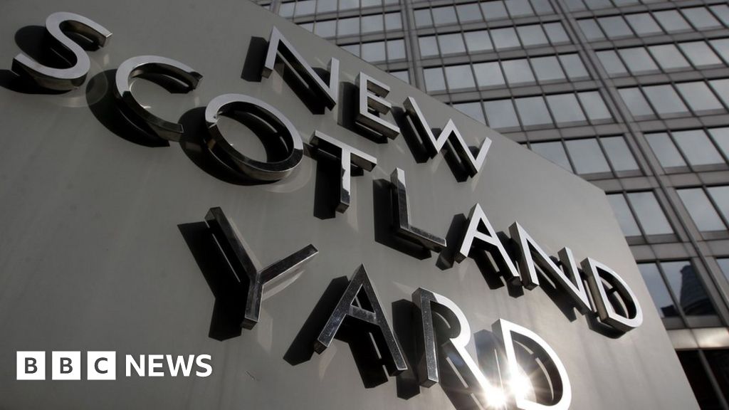 Metropolitan Police detective charged over £58k theft - BBC News