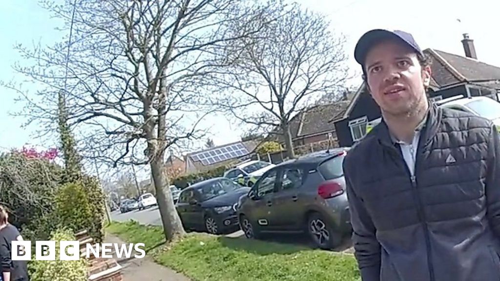 West Mersea murder suspect calls 999 after bodies found - BBC News