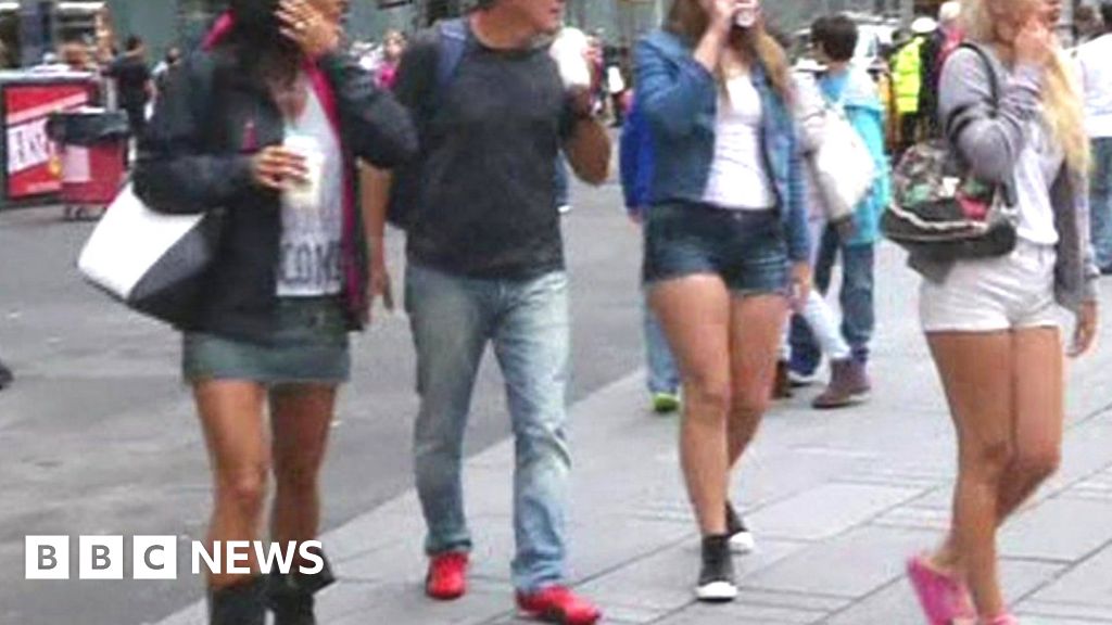 Tourists enjoy shorts weather in New York - BBC News