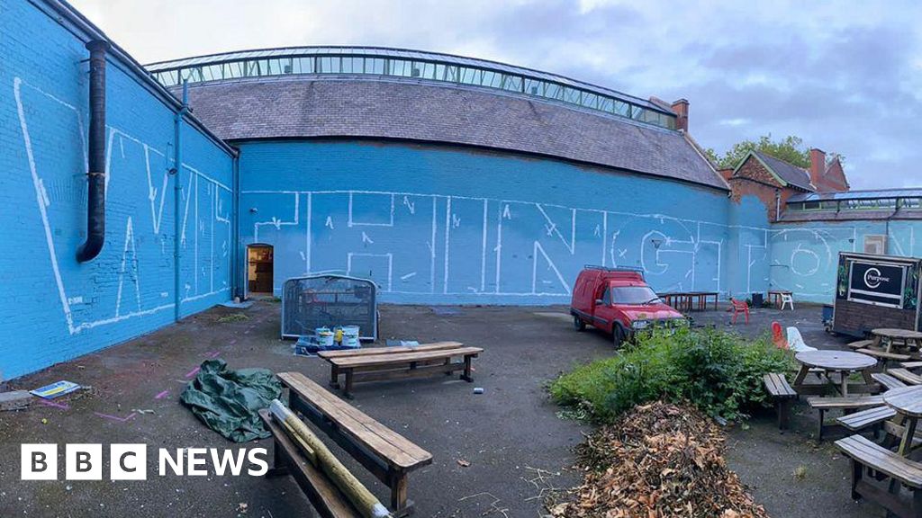 Manchester artists to transform forgotten courtyard with mural - BBC News