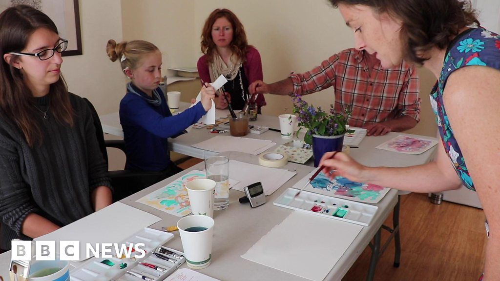 Bristol artist holds mindful art workshops - BBC News
