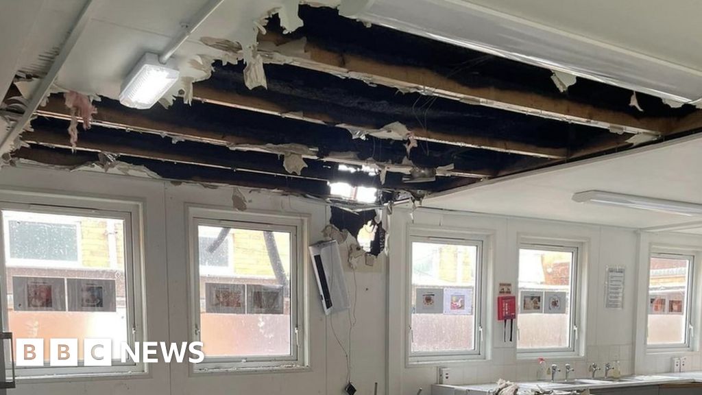 Fire in Kempston mobile classroom roof closes school - BBC News
