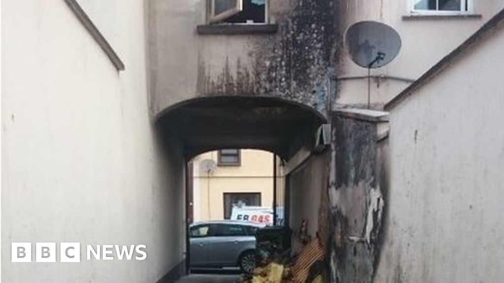 Lurgan alley fire spreads to two houses - BBC News
