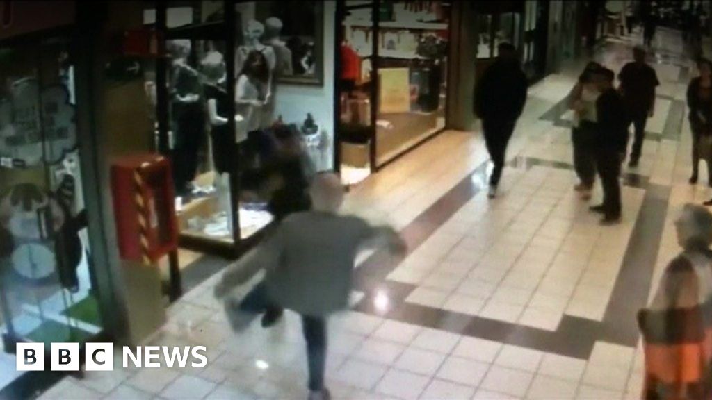 Santiago man, 84, knocks himself out tackling jewellery thief - BBC News