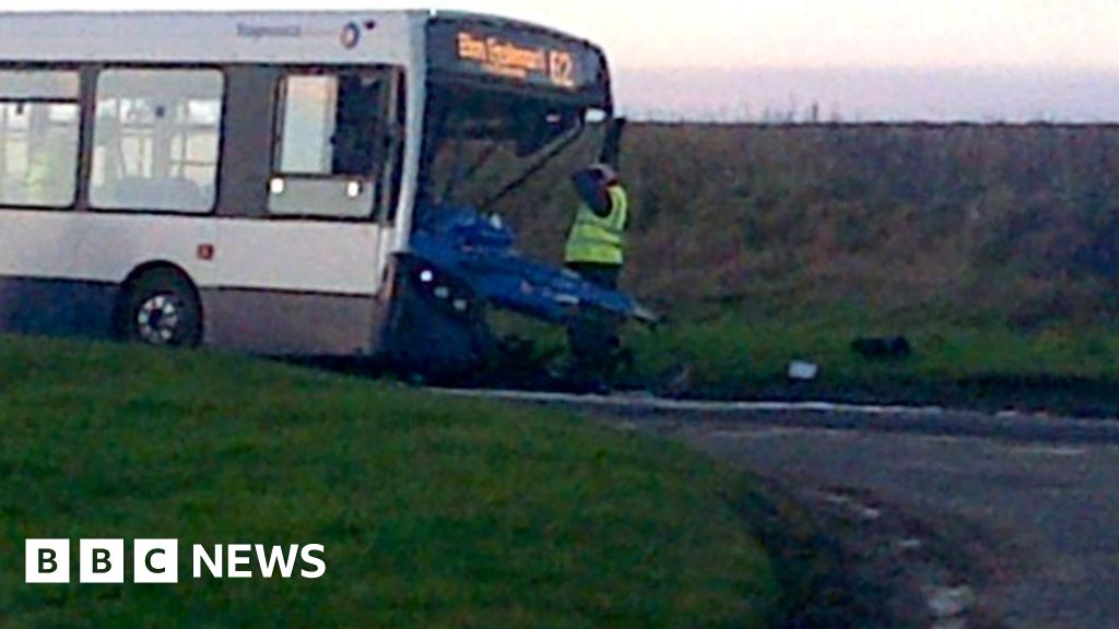 Five hurt in A90 bus and lorry crash at Newburgh turnoff - BBC News
