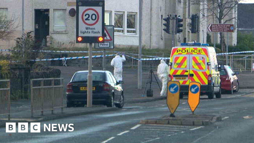 Police hunt Audi car after Greenock street death - BBC News