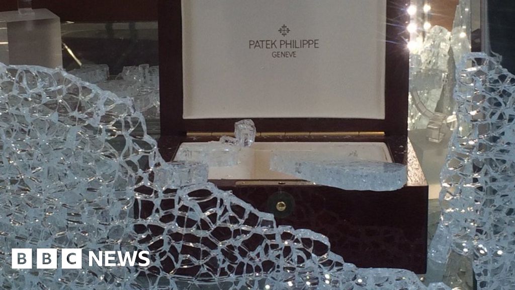 Mayfair jeweller's smash and grab: Man charged with robbery - BBC News