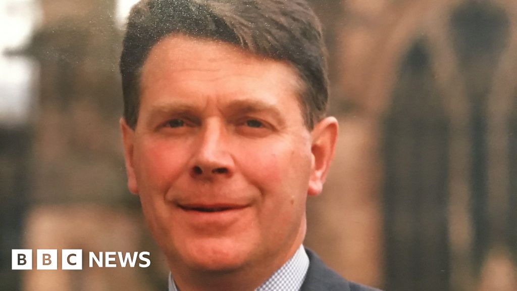 Tributes paid to former Hereford MP Sir Colin Shepherd - BBC News