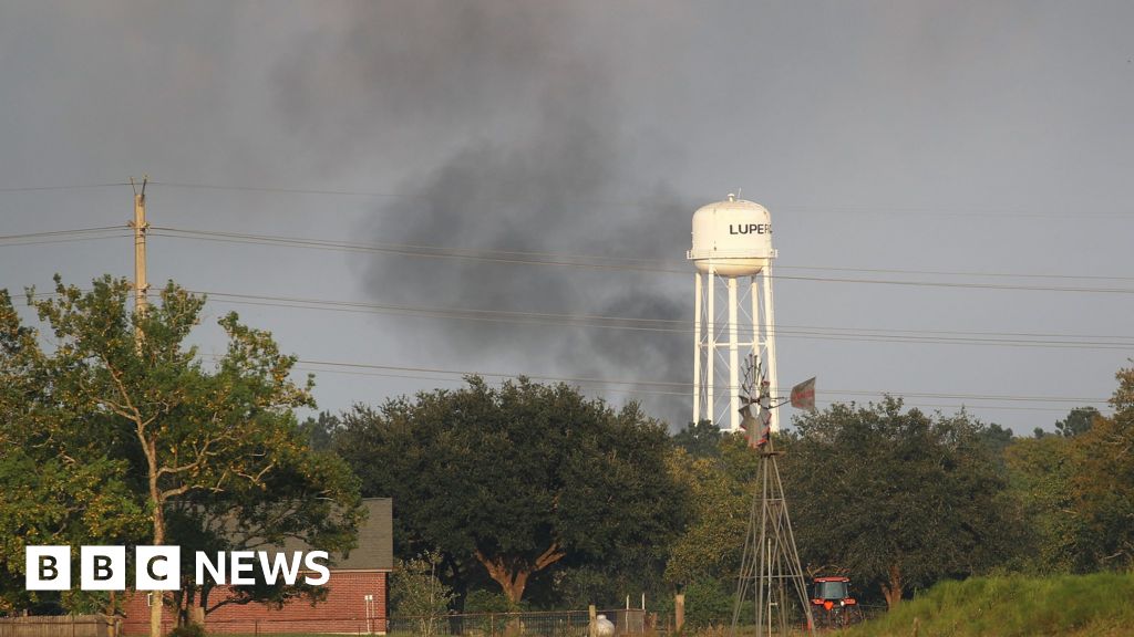 Houston flood: Texas emergency crews sue Arkema chemical plant - BBC News