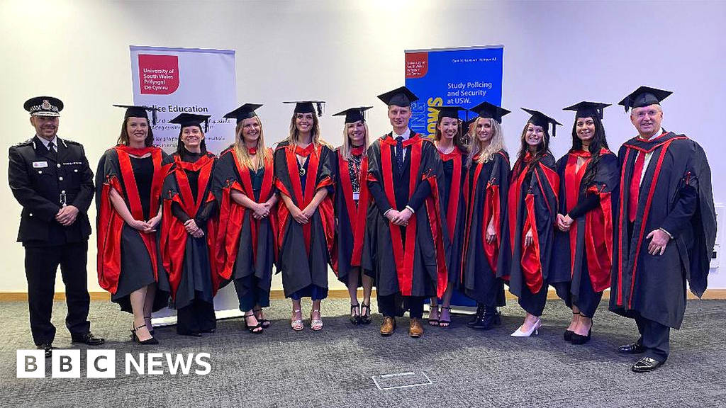 Gloucestershire Police recruits graduate from DHEP programme - BBC News
