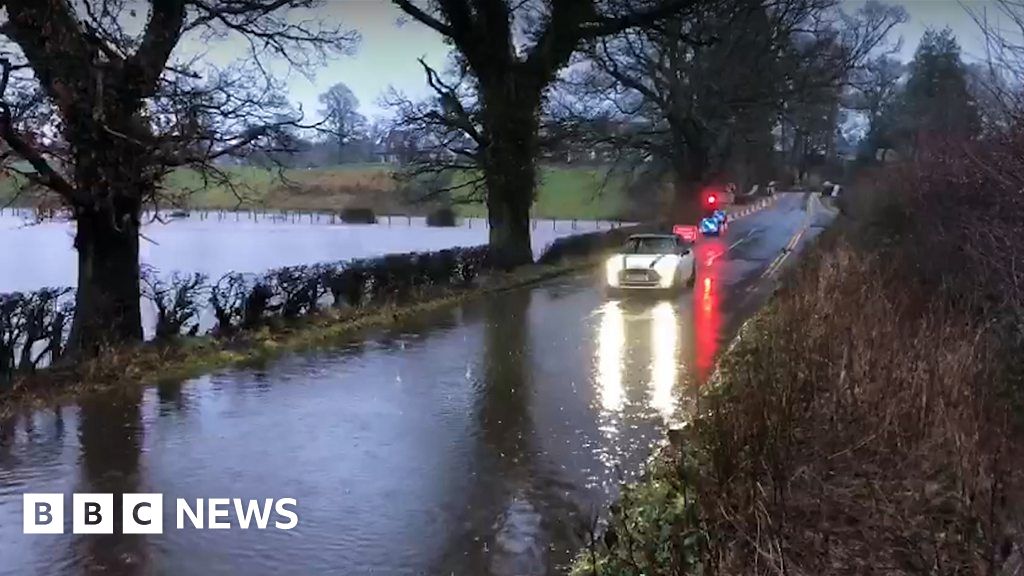 Heavy rain causing floods in parts of Scotland - BBC News