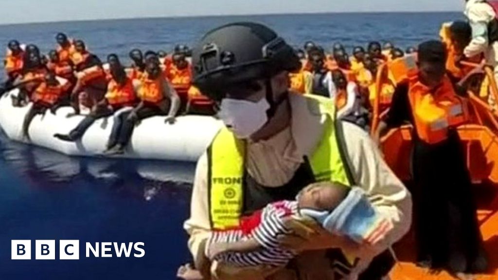 '10,000 migrants saved off Libya coast' - Italy coastguard - BBC News
