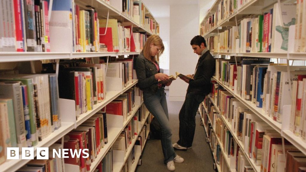 Reading council needs old books and cash for its libraries - BBC News