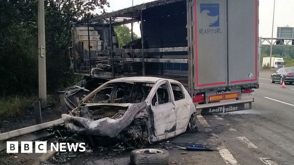 'Selfless heroes' pull two people 'on fire' from car