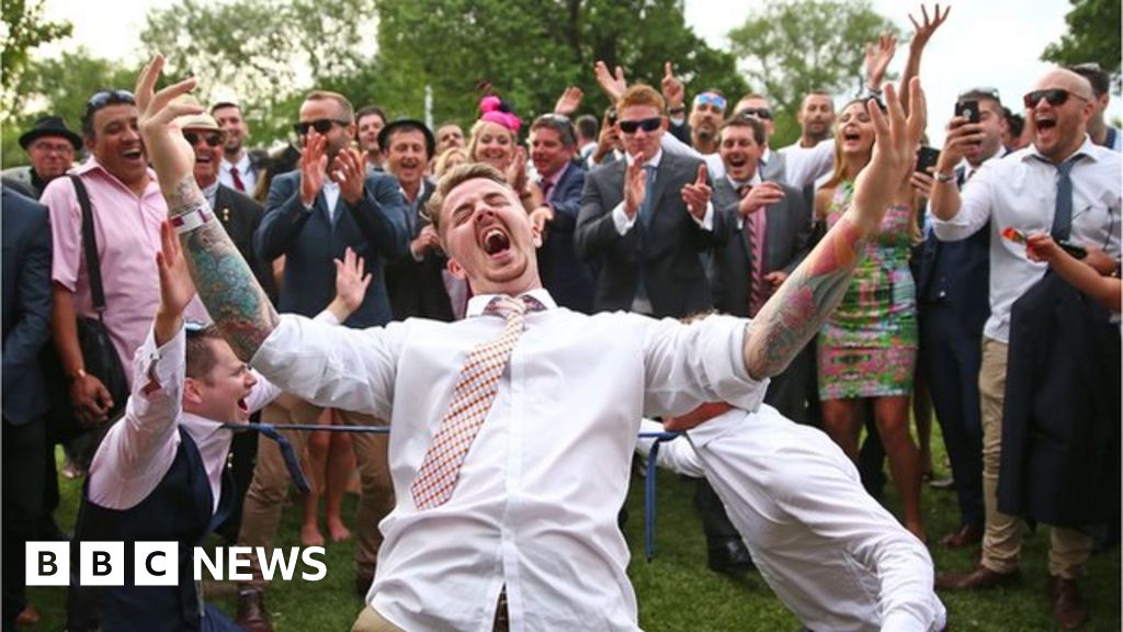 In pictures: Melbourne Cup crowds go from prim to plastered - BBC News