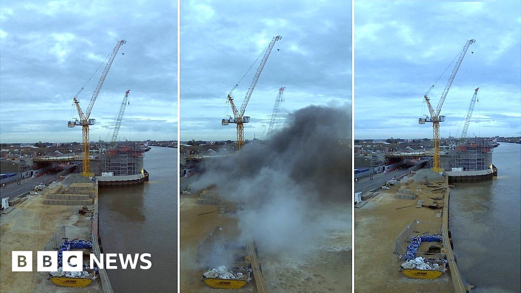 Timelapse camera captures Great Yarmouth bomb explosion - BBC News