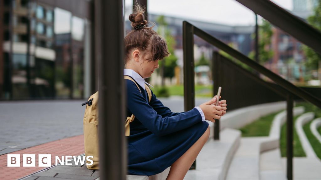 Somerset mum says under-16s 'should not have smartphones' - BBC News