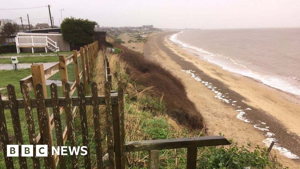 Pakefield cliff fall near Pontins prompts safety warning - BBC News