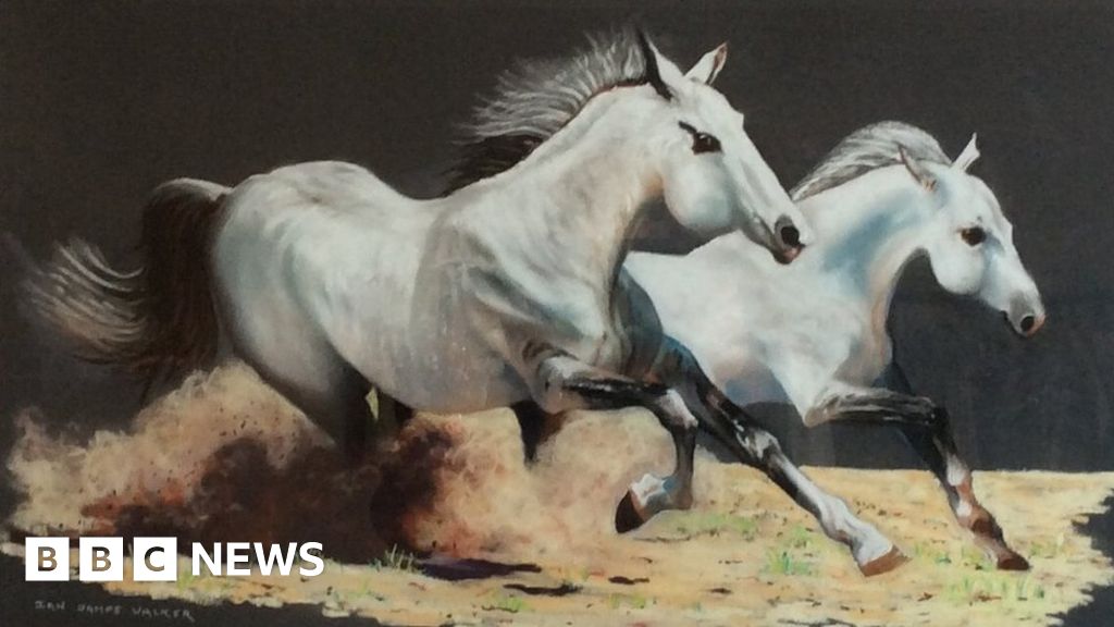 'Best ever' show as Great Yarmouth art guild exhibition returns - BBC News